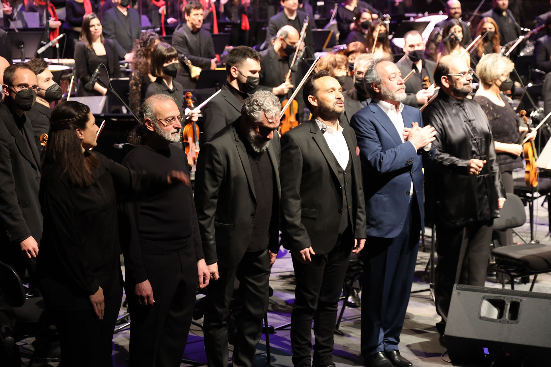 Άξιον Εστί: Μάγεψαν το κοινό οι καλλιτέχνες – Sold out και οι δυο ...