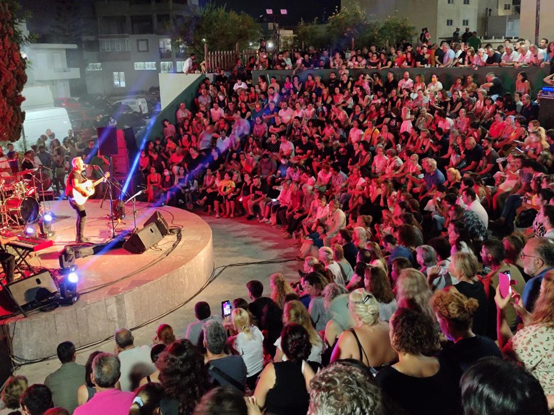 Κατάμεστο από κόσμο το Ανοιχτό Δημοτικό Θέατρο Μίκης Θεοδωράκης για τη ...