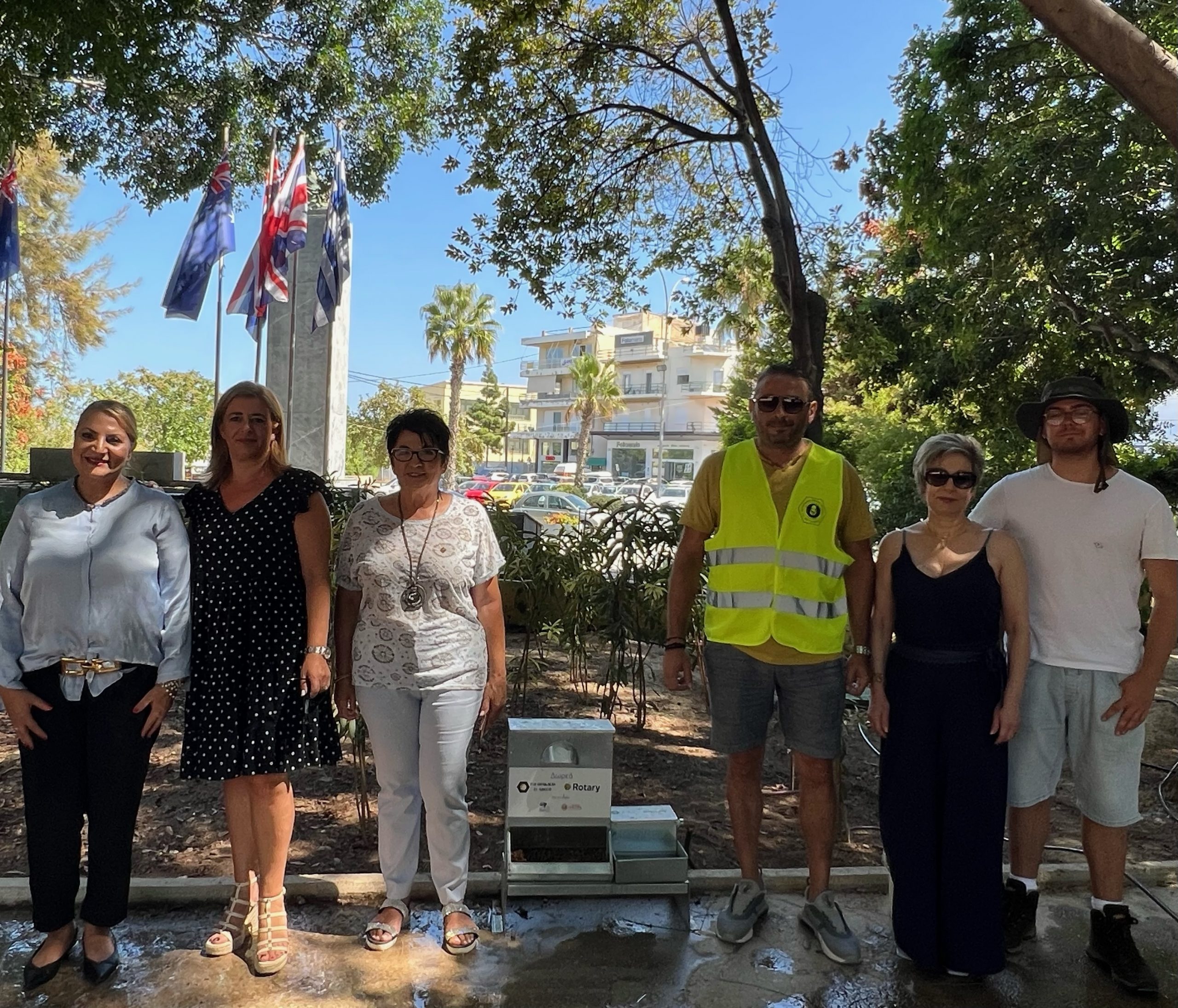 Τοποθετήθηκαν οι ταΐστρες και οι ποτίστρες για αδέσποτα που δώρισε ο ...