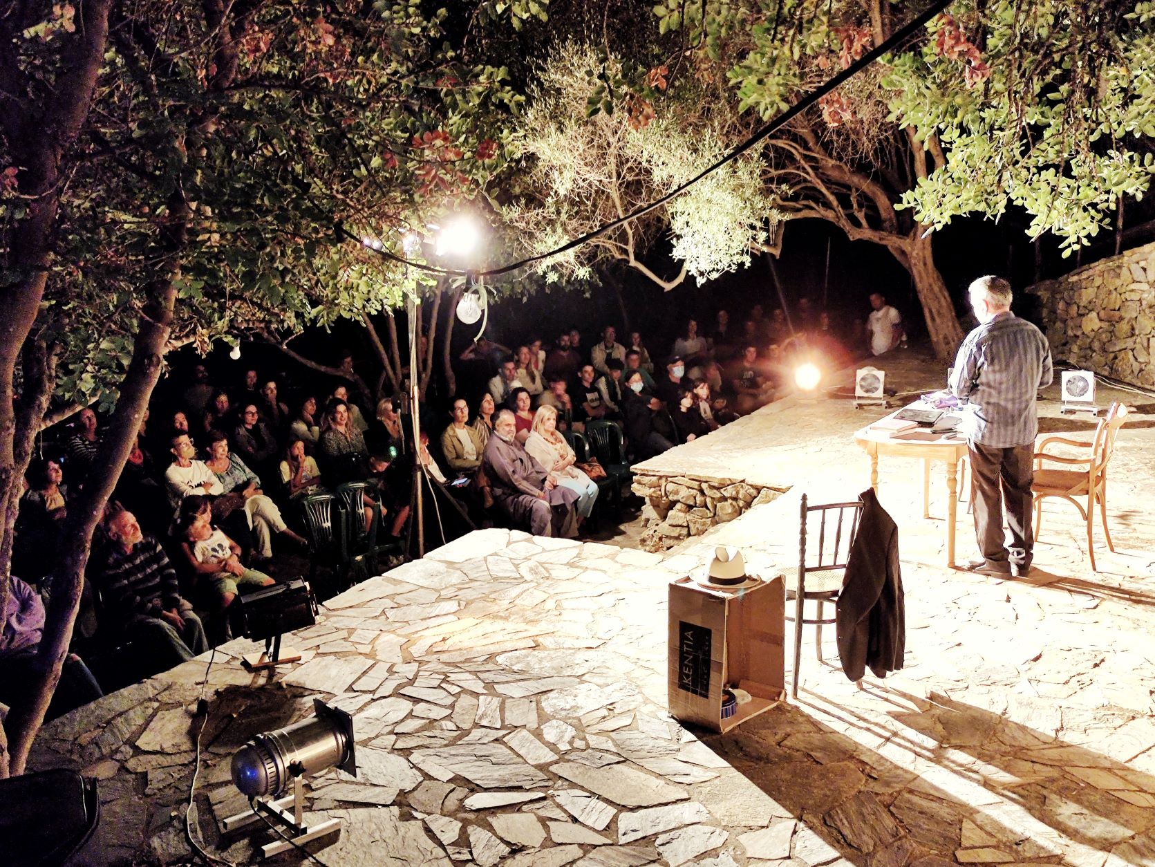 Καθήλωσε τους θεατές στο Φόδελε η παράσταση «Αυτός ο Άλλος και το ...