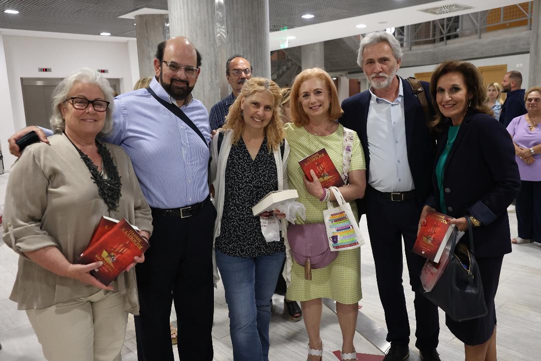 Με επιτυχία η παρουσίαση του νέου μυθιστορήματος του Γιάννη Καλπούζου ...