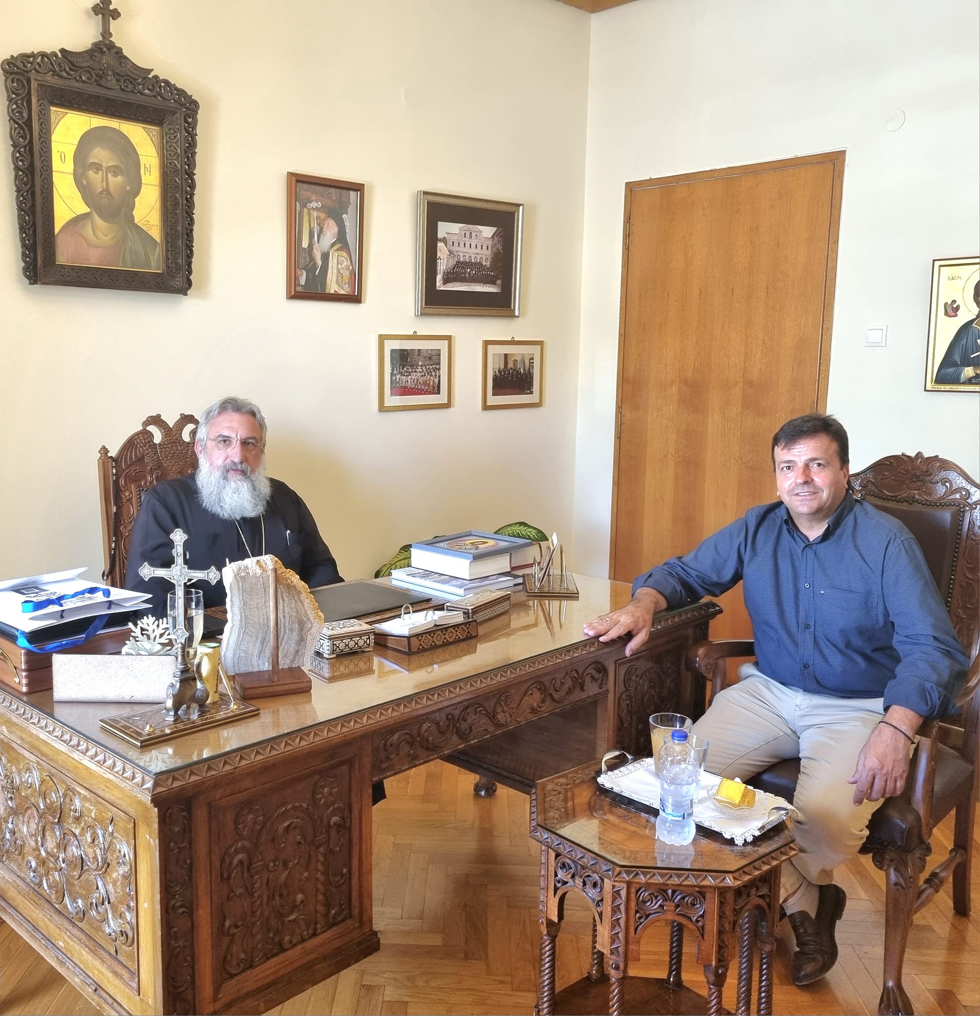 Ο Νίκος Συριγωνάκης με την ευλογία του Αρχιεπισκόπου Κρήτης κ. Ευγένιου ...