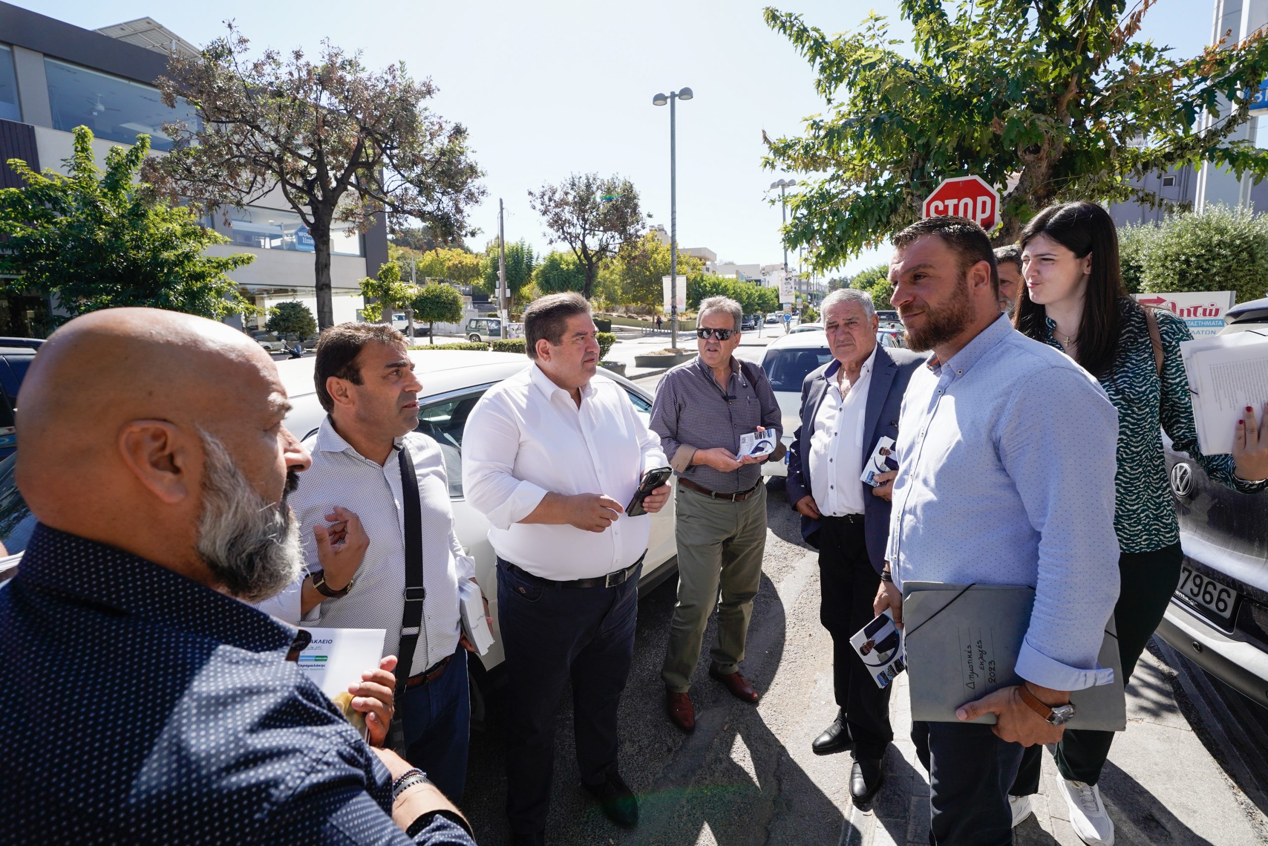 Με αμείωτη ένταση συνέχισε τις περιοδείες ο Μ. Καραμαλάκης μια ημέρα ...