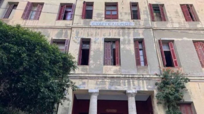 ΚΑΤΑΔΙΚΑΖΟΥΜΕ ΤΗΝ ΕΦΟΔΟ ΤΩΝ ΑΣΤΥΝΟΜΙΚΩΝ ΔΥΝΑΜΕΩΝ ΣΤΟ ΚΤΙΡΙΟ ΤΟΥ ...