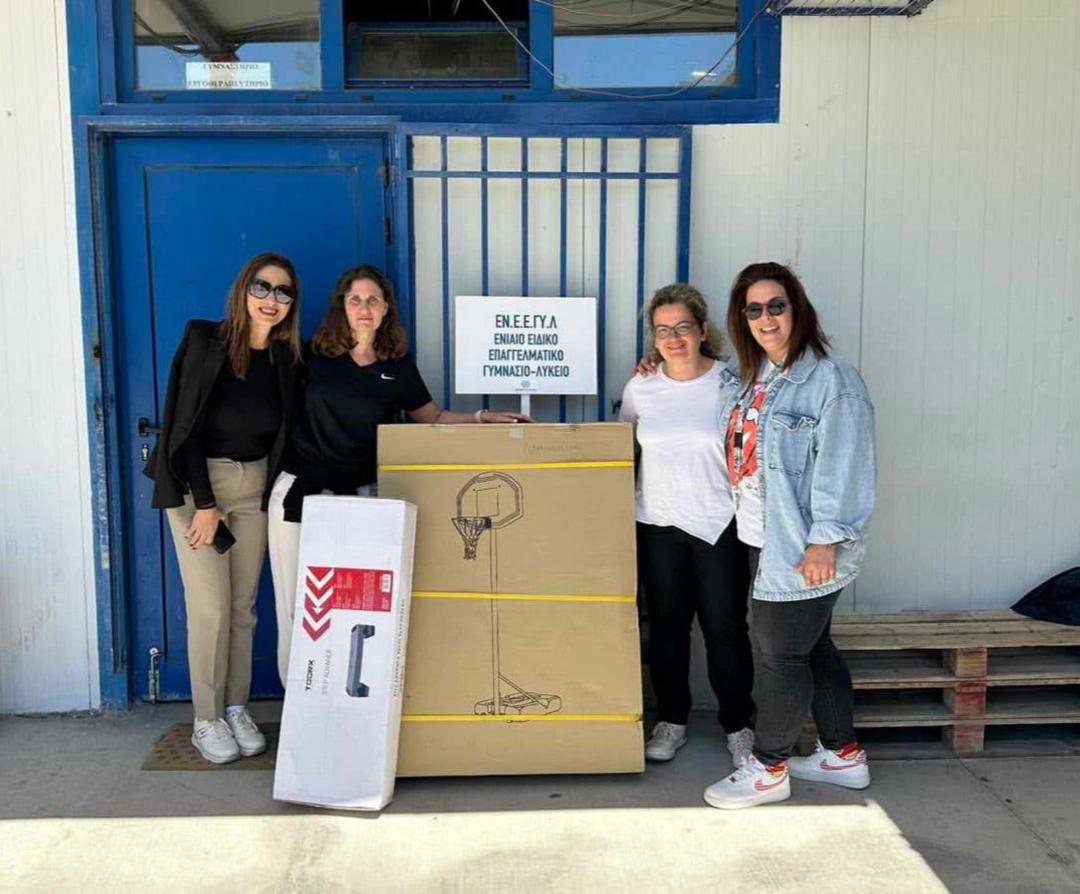 ΜΙΑ ΜΠΑΣΚΕΤΑ ΚΑΙ ΕΝΑ STEP ΔΩΡΙΣΕ ΤΟ ΕΑΚΗ ΣΤΑ ΠΑΙΔΙΑ ΤΟΥ ΕΙΔΙΚΟΥ ...