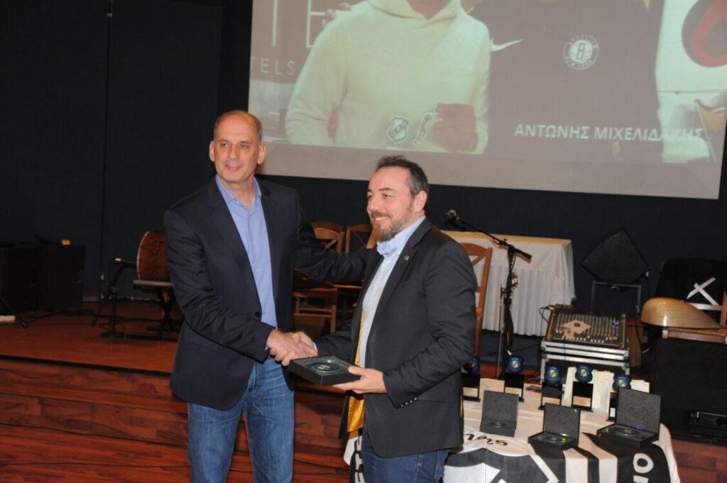 Ο ΕΠΙΧΕΙΡΗΜΑΤΙΑΣ ΑΝΤΩΝΗΣ ΜΙΧΕΛΙΔΑΚΗΣ ΚΟΝΤΑ ΣΤΑ ΠΑΙΔΙΑ ΤΟΥ ΕΡΑΣΙΤΕΧΝΗ ...