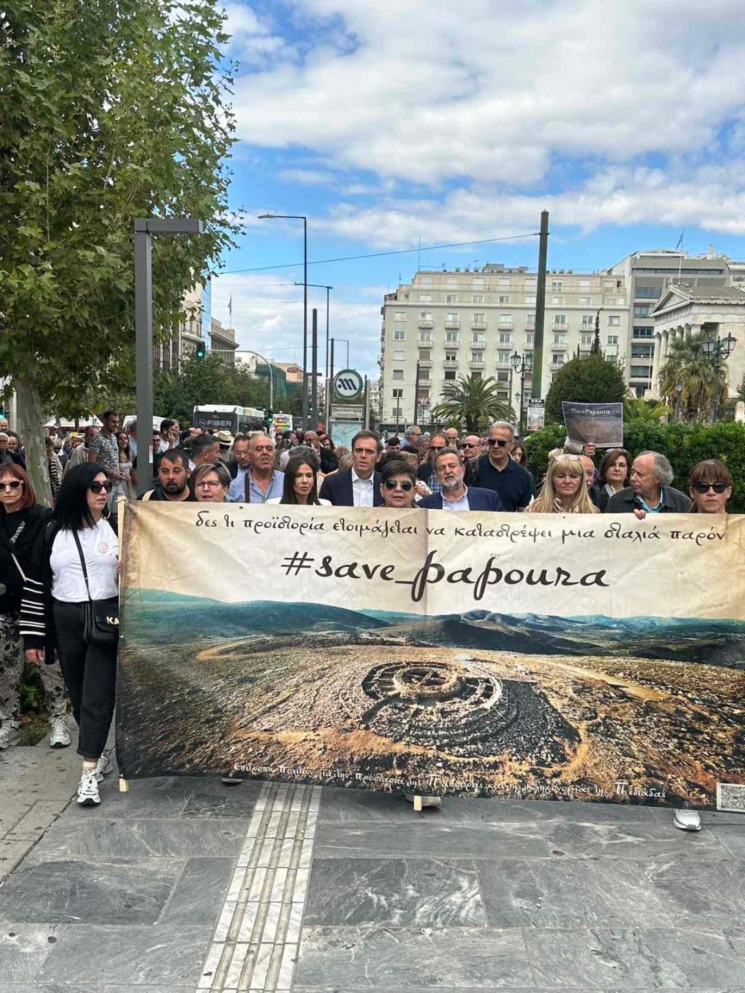Στην κινητοποίηση για το μνημείο στην Παπούρα, στην Αθήνα, η Ελένη ...